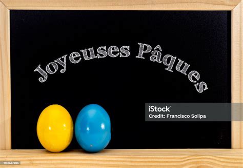 그린 계란과 칠판 부활절 프레임입니다 흰색 분필에 행복 한 부활절 행복 한 부활절 프랑스어 조 예를 사용 하 여 4월에 대한 스톡 사진 및 기타 이미지 Istock