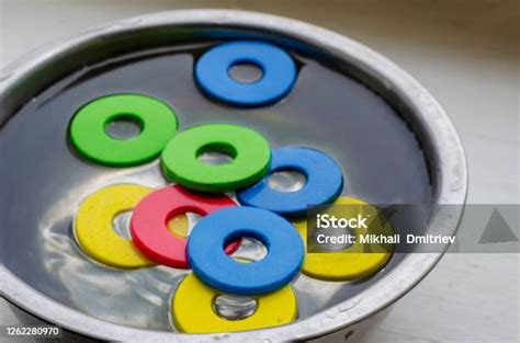 물로 금속 그릇에 설정 어린이 디자이너의 여러 가지 색상 세부 사항 노랑에 대한 스톡 사진 및 기타 이미지 노랑 다중 색상 모던 양식 Istock