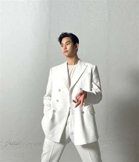 김수현 갸루피스 막차 탑승…올 화이트룩으로 세련美