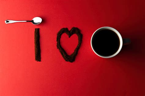 커피 콩과 커피 원두와 화이트 커피 한 잔으로 쓰여진 하트 심볼로 쓰여진 I 빨간색 배경입니다 0명에 대한 스톡 사진 및 기타