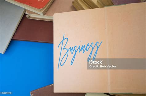 비즈니스 단어는 빈티지하고 자연 스러운 패턴의 오래된 골동품 종이 디자인으로 책을 열었습니다 0명에 대한 스톡 사진 및 기타 이미지 Istock