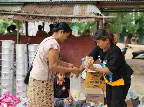 ဆားလင်းကြီးရှိ စစ်ဘေးရှောင် ပြည်သူများကို မီးဖိုချောင်သုံး ပစ္စည်းများ လှူဒါန်း Khit Thit Media