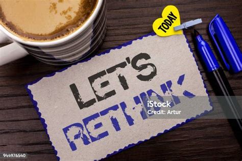 개념적 손을 하자 다시 보여주는 작성입니다 사람들에 게 것 들을 생각 하는 시간을 주고 비즈니스 사진 보여주는 다시 스티커 메모 나무 배경 오늘 커피 표식에 재설계 개장