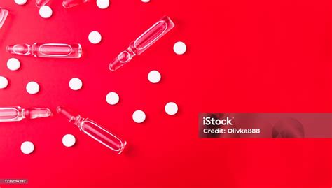 밝은 빨간색 배경에 주사와 흰색 알약 앰플 의료 배경 공간을 복사합니다 플랫 레이 0명에 대한 스톡 사진 및 기타 이미지 0명 건강관리와 의술 건강한 식생활 Istock
