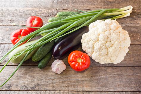 신선한 유기농 야채 토마토 양파 오이 마늘 가지 콜리플라워 호박 나무 배경 가지 채소에 대한 스톡 사진 및 기타 이미지 가지 채소 건강한 식생활 꽃 양배추 Istock