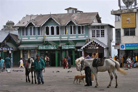 বৃষ্টি মাথায় দার্জিলিংয়ে তিলধারণের ঠাঁই নেই