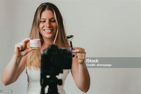 옥 롤러와 페이스 크림을 사용하는 비디오를 촬영하는 뷰티 블로거 30 34세에 대한 스톡 사진 및 기타 이미지 30 34세 가정 생활 교습 Istock