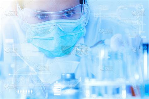 实验室玻璃器皿，含有化学液体，科学研究。