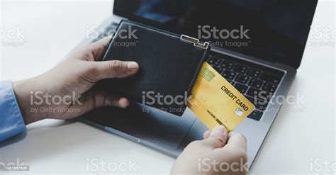 온라인 제품 구매 사업가 사용 노트북 신용 카드를 통한 등록 30 34세에 대한 스톡 사진 및 기타 이미지 30 34세 가상현실 경매 Istock