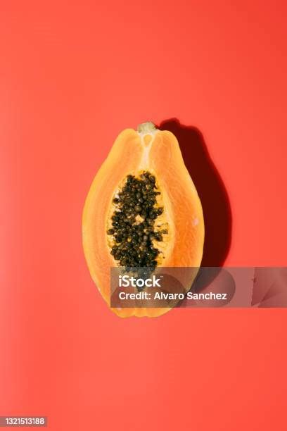 여름에 붉은 배경에 검은 씨앗을 가진 신선한 파파야 휴일과 자연 개념 복사 공간을 복사합니다 맨 위 보기 0명에 대한 스톡 사진 및 기타 이미지 Istock