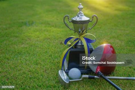 아름다운 골프 코스에서 골프 클럽과 골프 공이있는 녹색 잔디에 골프 챔피언 트로피 골프에 대한 스톡 사진 및 기타 이미지