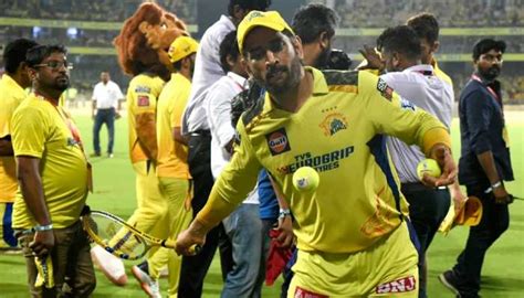 Watch Ms Dhoni Autographs Sunil Gavaskars Shirt During Lap Of Honour