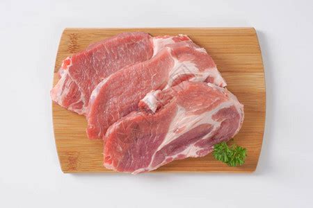 白盘上两片生猪肉高清图片下载 正版图片502748658 摄图网