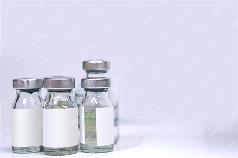 Botellas De Drogas Inyectables Sobre Fondo Blanco Foto Premium