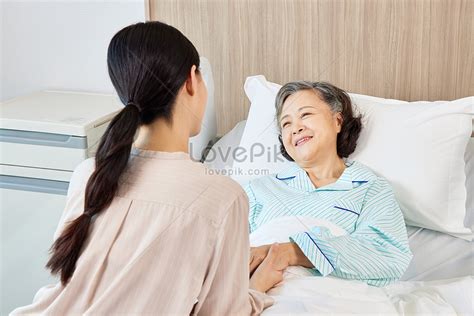 내 딸은 아프고 입원 한 어머니를 방문합니다 사진 무료 다운로드 Lovepik