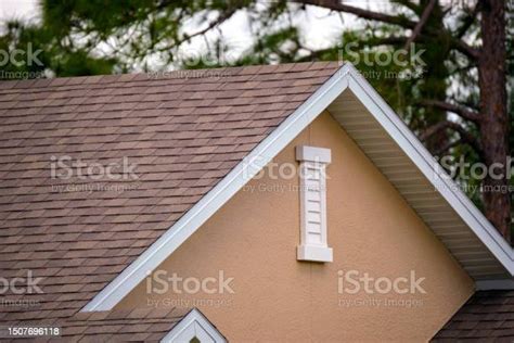 아스팔트 또는 역청 대상 포진으로 덮인 집 지붕 꼭대기의 클로즈업 새 건물의 방수 지붕에 대한 스톡 사진 및 기타 이미지 지붕 새로운 날씨 Istock