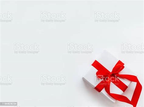 흰색 배경에 흰색 포장지에 선물 빨간 리본과 활 휴일 선물 공간을 복사합니다 0명에 대한 스톡 사진 및 기타 이미지 0명 겨울 공휴일 Istock
