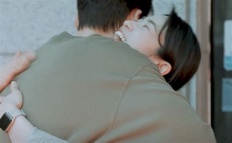 김우빈 팬 꽉 안아줘…사비로 선물 사주기도 네이트 연예