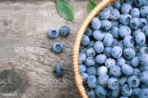고리버들 바구니에 새로 고른 블루베리 소박한 나무 테이블 표면에 녹색 잎과 육즙과 신선한 블루 베리 건강한 식생활과 영양을 위한 개념입니다 0명에 대한 스톡 사진 및 기타