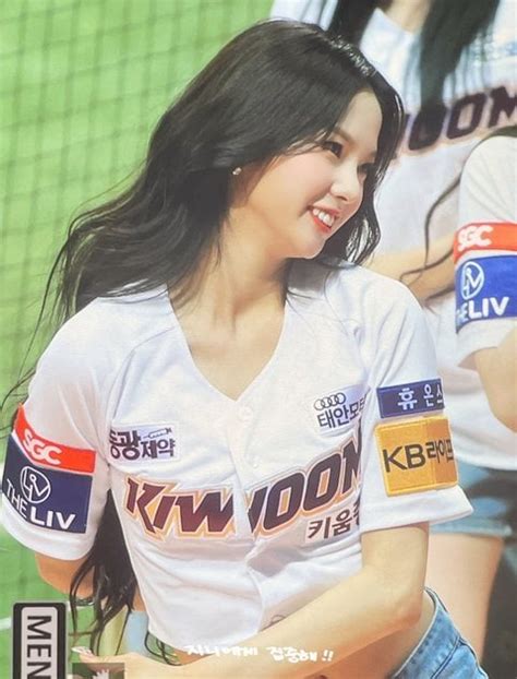 Yujin Garners Attention For Her Flawless Visuals At Kiwoom Heroes