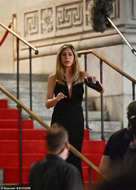 Jennifer Aniston Wygląda Bez Zmarszczek I Bardzo Dziarska Bez Stanika W Głęboko Wyciętej