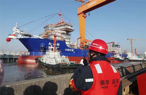 （经济）中交上航局“新海鲟”号双燃料动力耙吸挖泥船正式下水方喆辅助船坞