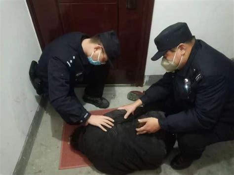 民警寒冬夜间救助一名醉酒男子 江南时报