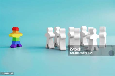 다양성과 포용 개념 다양성의 상징으로 많은 흰색 인형과 하나의 색깔의 인형 포용적 및 차별 개념 개성 개념에 대한 스톡 사진 및 기타 이미지 Istock