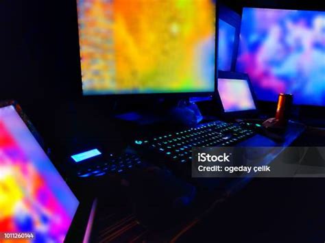 데스크톱 Pc를 디자인 하는 워크스테이션 게임 렌더링 다중 화면에 대한 스톡 사진 및 기타 이미지 다중 화면 데스크탑 컴퓨터 여가활동 게임 Istock