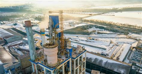 높은 공장 구조와 산업 생산 지역의 타워 크레인을 갖춘 시멘트 공장의 조감도 사진 Unsplash의 광산 이미지