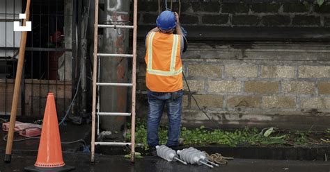 주황색 조끼와 안전 조끼를 입은 남자가 사다리 옆에 서 있다 사진 Unsplash의 무료 덴파사르 셀라탄 이미지