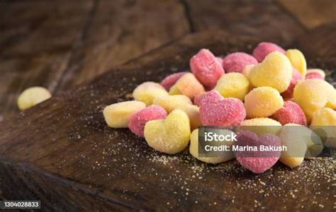 뇨키 하트 모양의 감자를 다른 색상의 전통적인 이탈리아 파스타 이탈리아 남부에서 신선한 요리 요리 0명에 대한 스톡 사진 및 기타 이미지 Istock