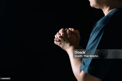 그리스도인의 삶의 위기를 하나님께 드리는 기도 여자 더 나은 삶을 바라는 하나님의 축복을 위해 기도하십시오 여자는 성경으로 하나님께 기도하는 손을 잡았다 용서를 구걸하고