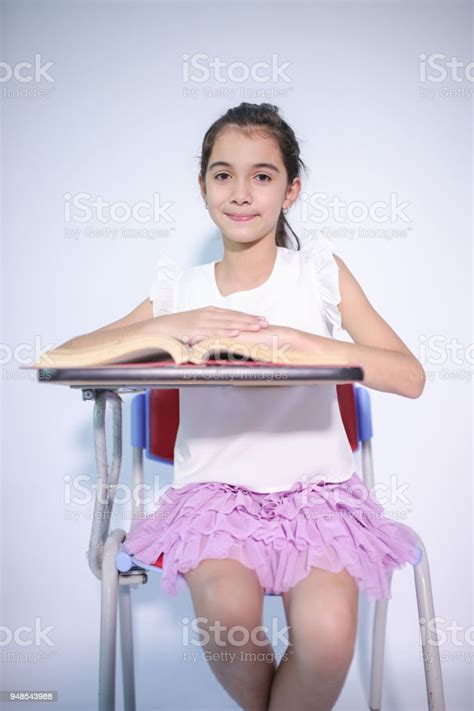 Gadis Itu Menulis Untuk Menulis Buku Hal Ini Terisolasi Pada Latar