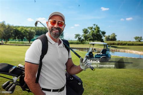 필드에 서서 카메라를 향해 미소 짓는 행복한 성숙한 골퍼 골프에 대한 스톡 사진 및 기타 이미지 골프 골프 선수 행복 Istock