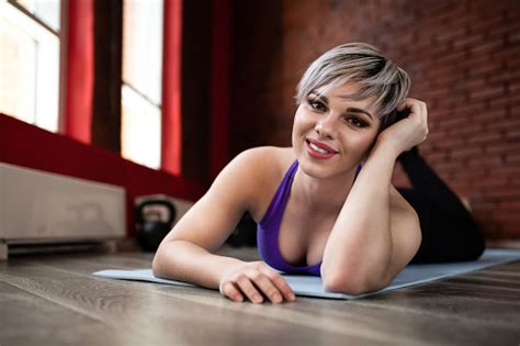 아름 다운 피트 니스 모델 여자 스포츠 옷 입고 포즈입니다 스포츠 컨셉의 소녀입니다 초상화를 닫습니다 다이어트에 대한 스톡 사진 및 기타 이미지 Istock