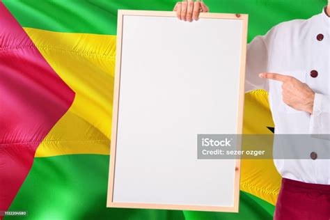 상투메 프린시페 국기 배경에 빈 화이트 보드 메뉴를 들고 요리사 텍스트에 대 한 균일 한 포인팅 공간을 착용 요리 고급 요리에 대한 스톡 사진 및 기타 이미지 Istock