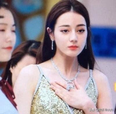 迪丽热巴捂胸美照但当她不捂胸口时男粉瞬间流鼻血了 每日头条