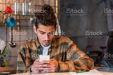 스무디 바에서 비즈니스를 운영 하 고 전화를 사용 하 여 젊은 성인 바리 스타 갈색 머리에 대한 스톡 사진 및 기타 이미지 갈색 머리 건강한 식생활 과일 Istock