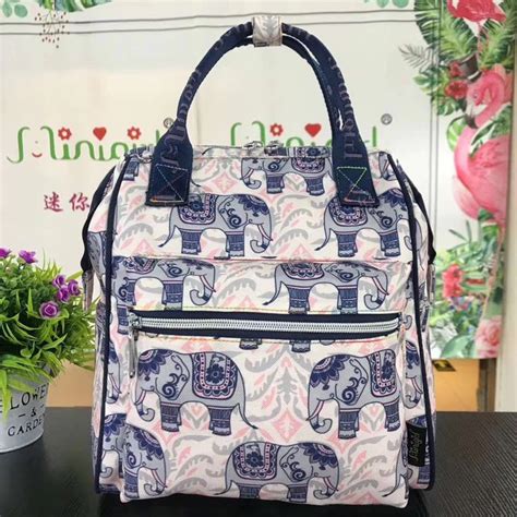 新款迷你女孩双肩包手拎两用大容量防水超轻软定型韩版休闲时尚 虎窝淘