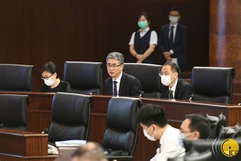 行政法务司司长张永春列席立法会全体会议，回应议员提出的口头质询。 澳门特别行政区政府入口网站