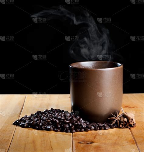 摇滚乐 杯 木制 黑咖啡 在上面 垂直画幅 烤咖啡豆 褐色 古老的 茴芹