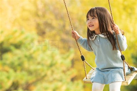 荡秋千高清图片 在公园里荡秋千的快乐女孩 人像图片免费下载 jpg格式 像素 编号 千图网