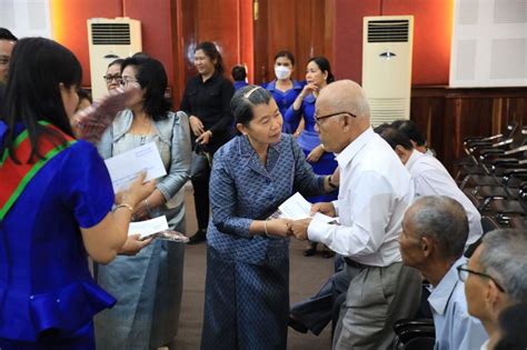 សម្តេចកិត្តិសង្គហបណ្ឌិត ម៉ែន សំអន សំណេះសំណាល និងលើកទឹកចិត្តដល់និវត្តជន នៃមន្ទីរសេដ្ឋកិច្ច