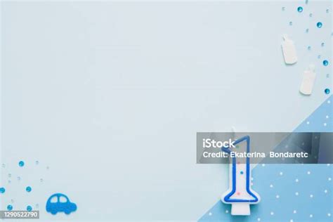 1 년 배경 1번 모양의 촛불은 어린이 용 액세서리와 함께 파란색 배경에 놓여 있습니다 소년 생일 개념 인사말 카드를 모의 공간을 복사합니다 1에 대한 스톡 사진 및 기타