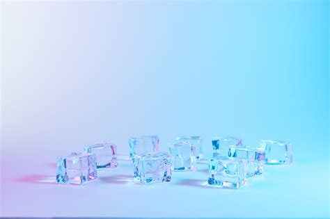 활기찬 대담한 그라데이션 홀로그램 색상에 얼음 큐브의 창조적 인 레이아웃 컨셉 아트 최소한의 사실성 0명에 대한 스톡 사진 및 기타 이미지 Istock