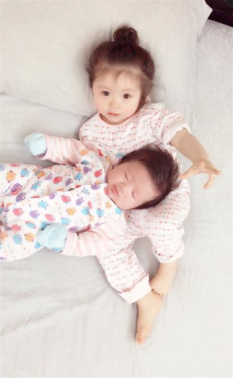 Con Gái Elly Trần Trổ Tài Chăm Em Giúp Mẹ