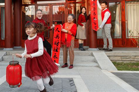 幸福的大家庭贴春联庆祝新年高清图片下载 正版图片507660669 摄图网