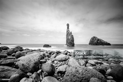 돌해변의 리베이라 다 자넬라의 용암 섬 포르투갈 마데이라 섬의 포르토 모니즈 근처 바다에서 암석이 있는 야생의 아름다운 해안 0명에 대한 스톡 사진 및 기타 이미지 Istock