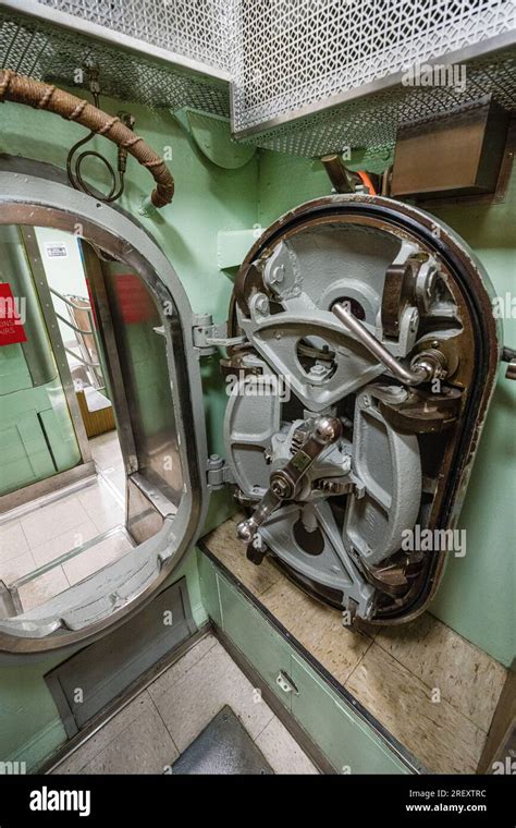 Nautilus Submarine Interior Bulkhead Hatch The Uss Nautilus Ssn 571